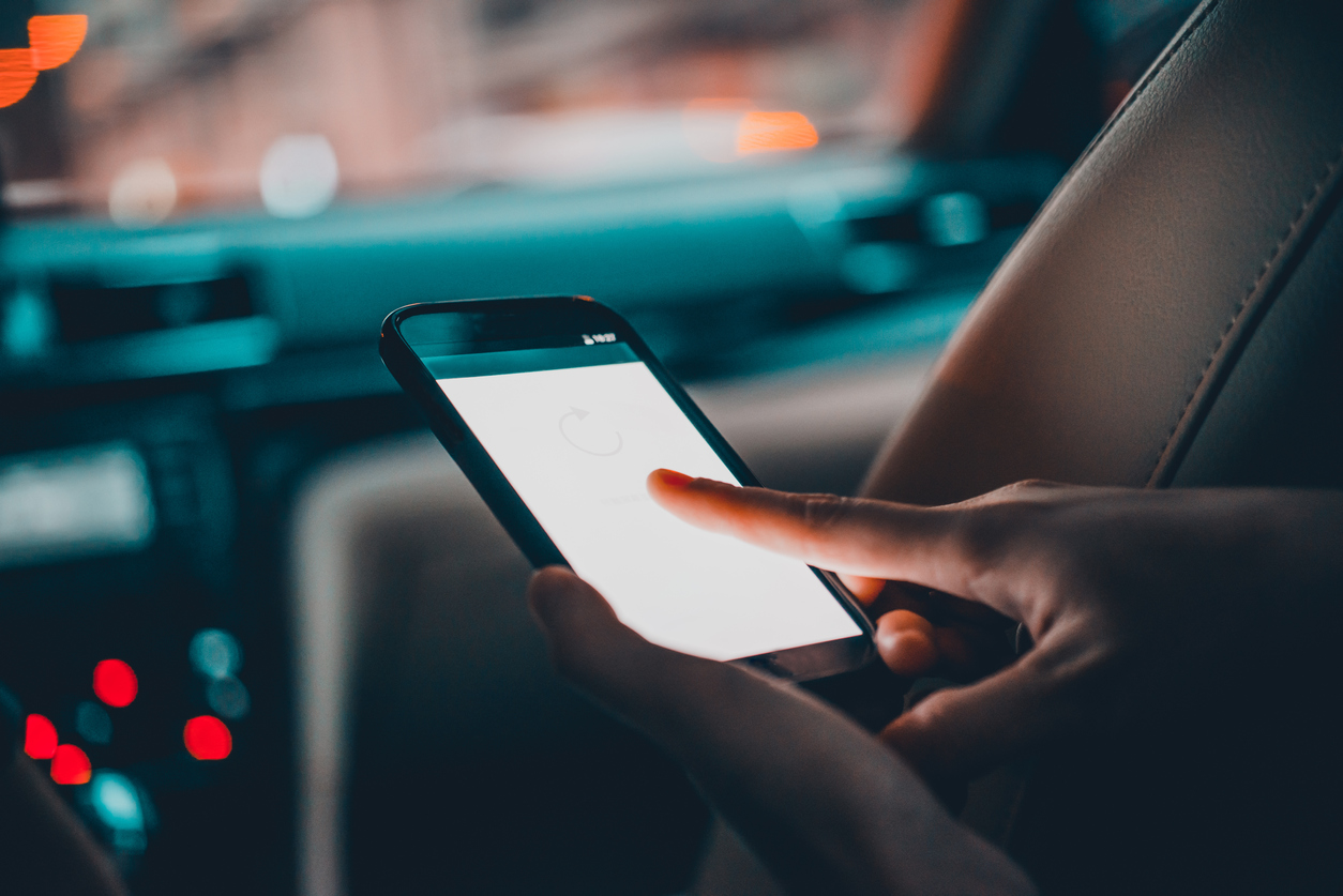 Hackers can hijack your smashed smartphone using just a replacement ...